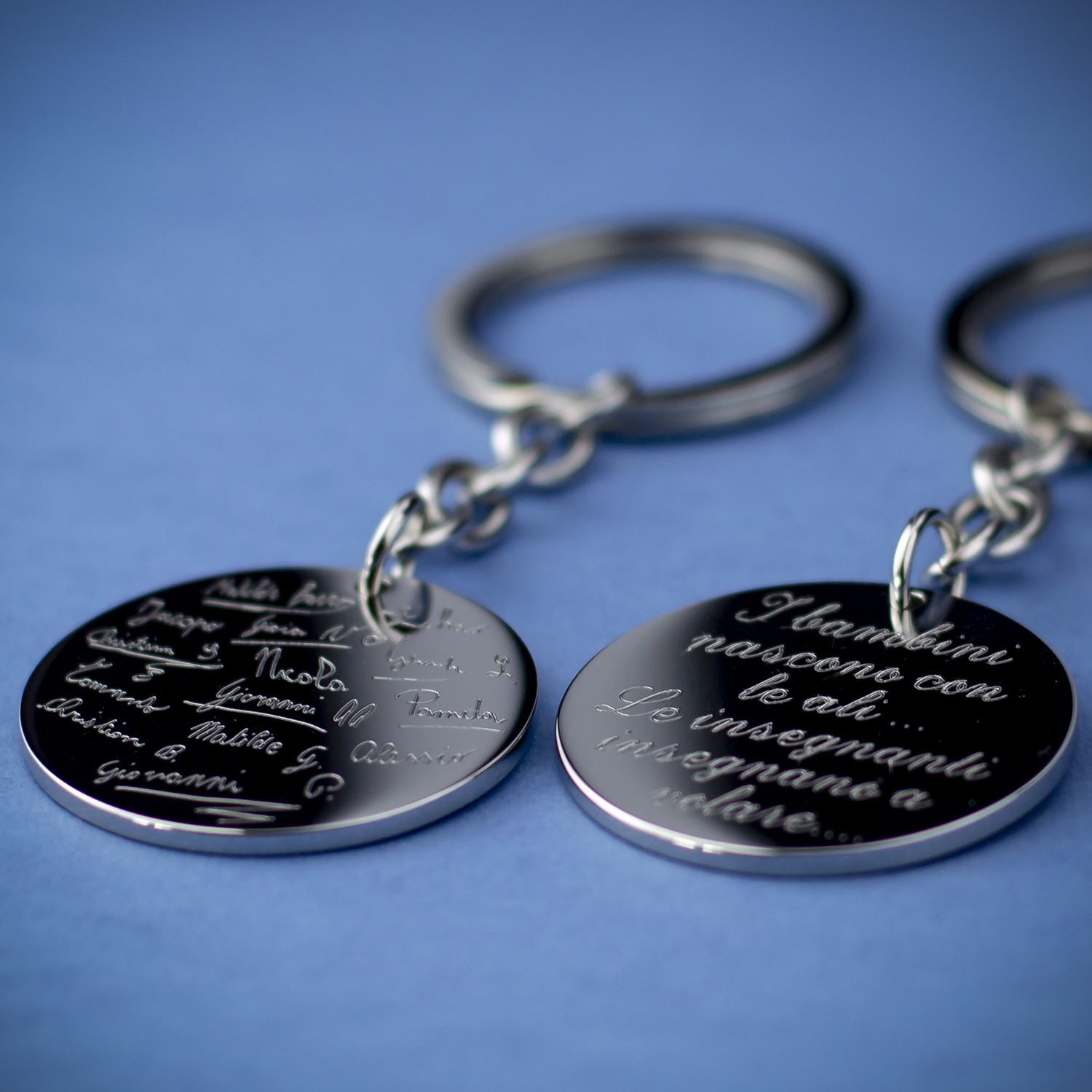 Keychain with autographed signatures in stainless steel